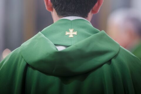 Liturgical Vestments and Their Meaning - Catholic Mass Times